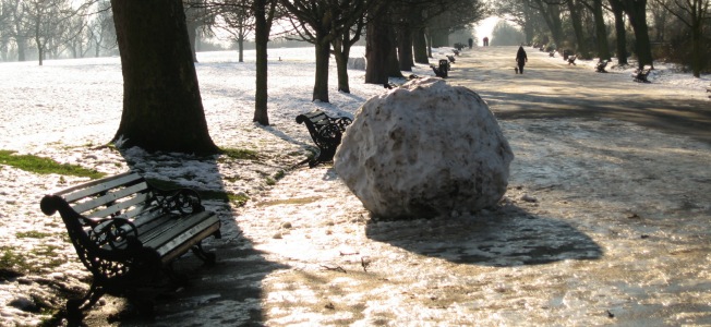 London Snow > rolling giant snowballs | Muddy Plimsolls